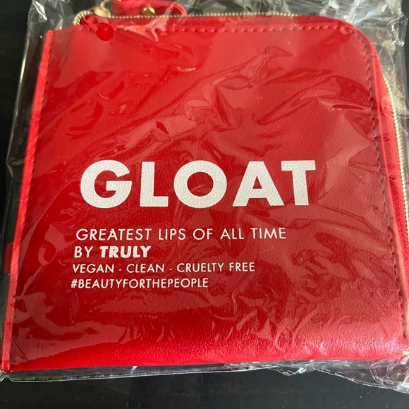 TRULY | Bags | Truly You Truly Beauty Red Gloat Gold Chain Link ...